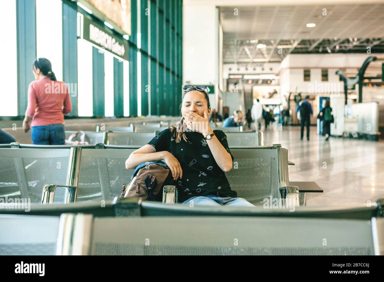 Exhausted traveler airport hi-res stock photography and images - Alamy