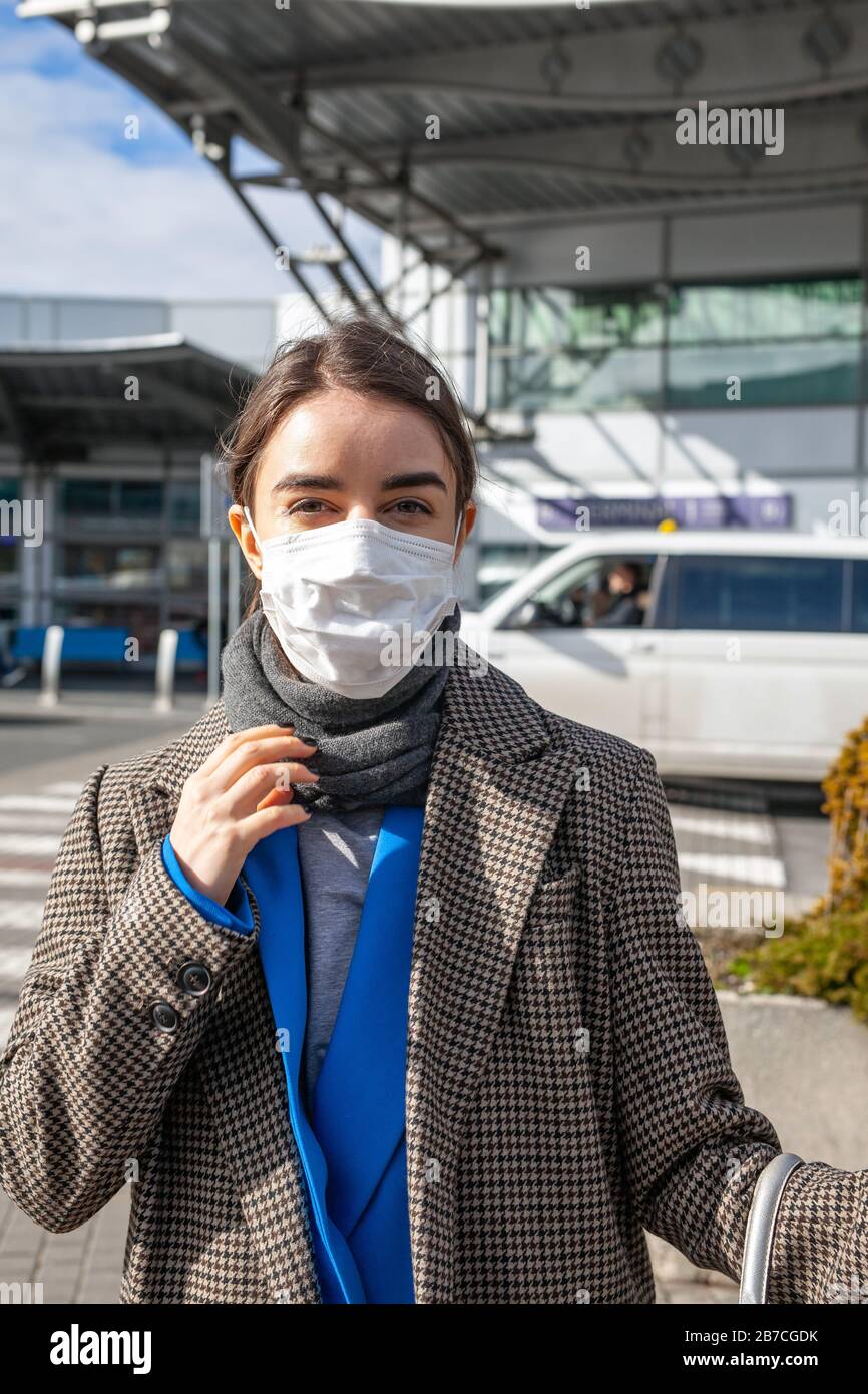 Woman traveler in mask hi-res stock photography and images - Alamy
