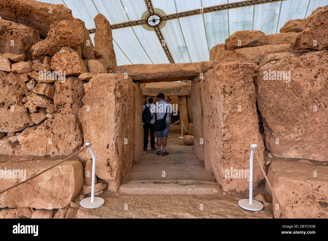 Mnajdra (Maltese: L-Imnajdra) prehistoric megalithic temple in Malta ...