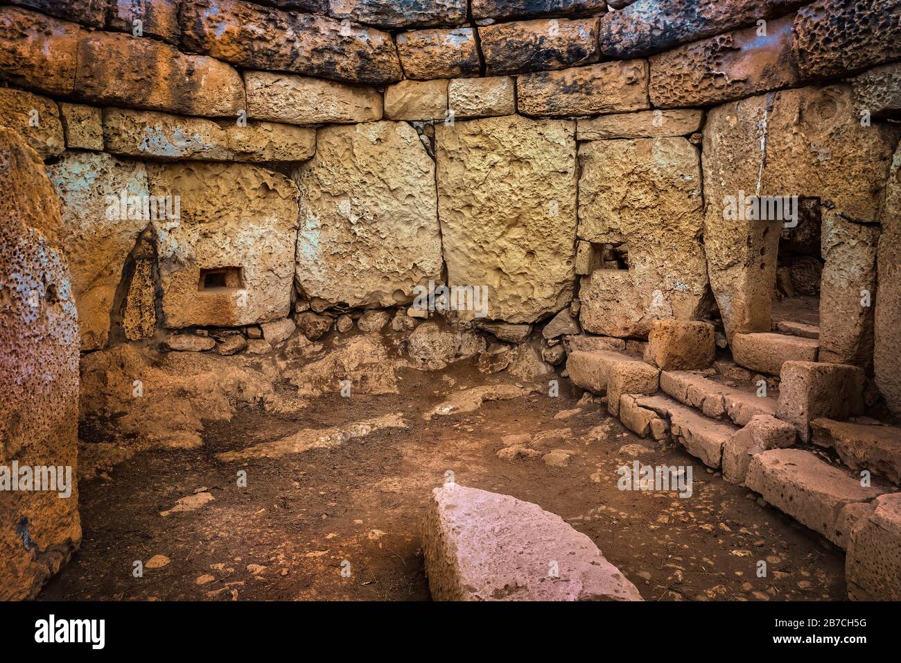Mnajdra (Maltese: L-Imnajdra) prehistoric megalithic temple in Malta ...