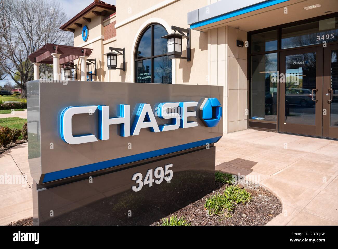 Chase bank branch sign logo hi-res stock photography and images - Alamy