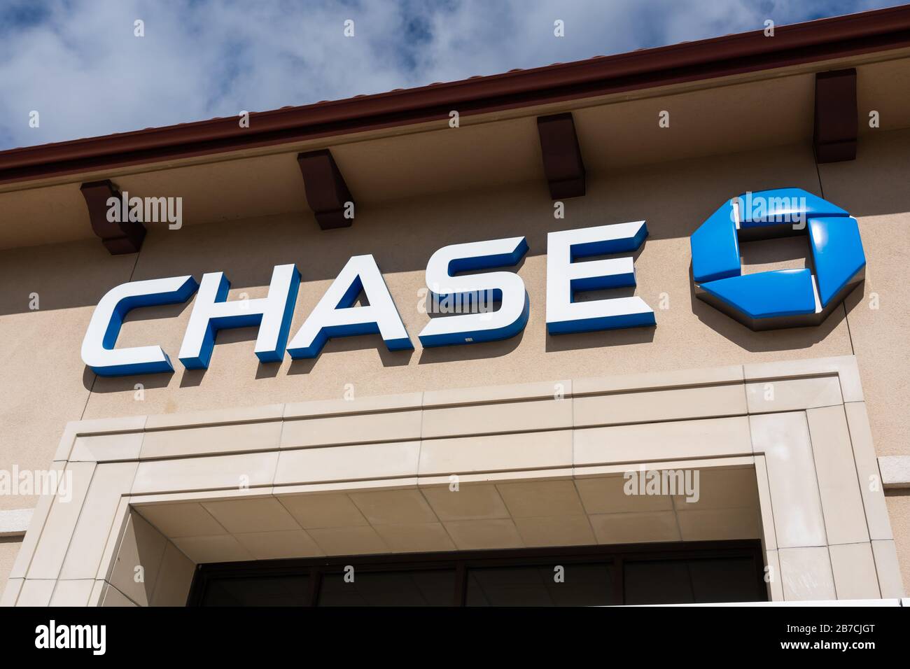 Chase bank branch sign logo hi-res stock photography and images - Alamy