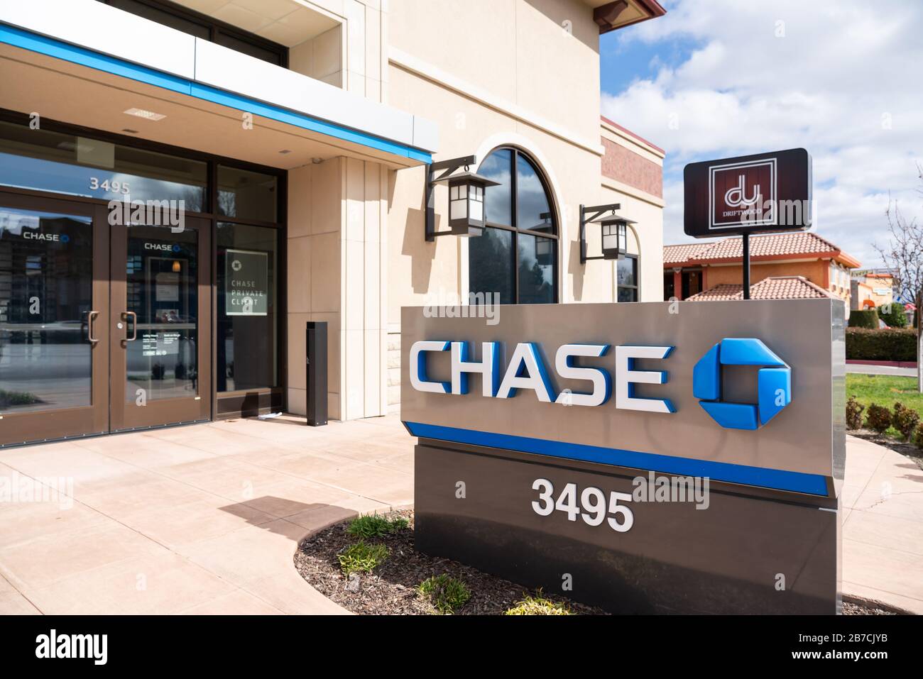 Chase bank branch sign logo hi-res stock photography and images - Alamy