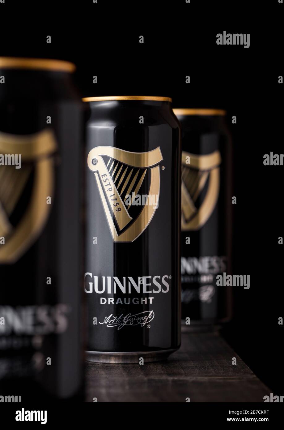 Guinness draught cans hi-res stock photography and images - Alamy