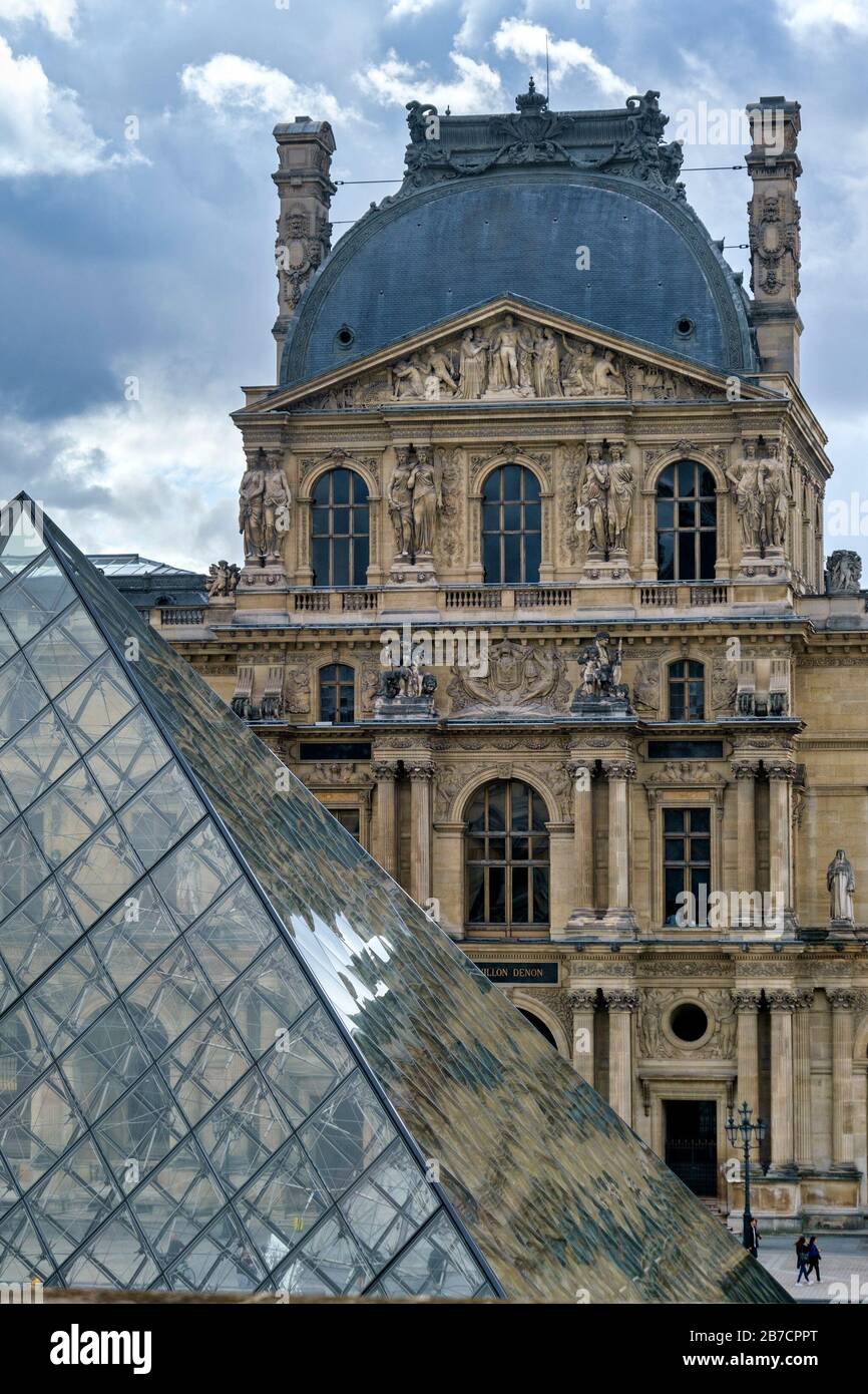 Louvre pyramide pyramide du louvre hi-res stock photography and images ...