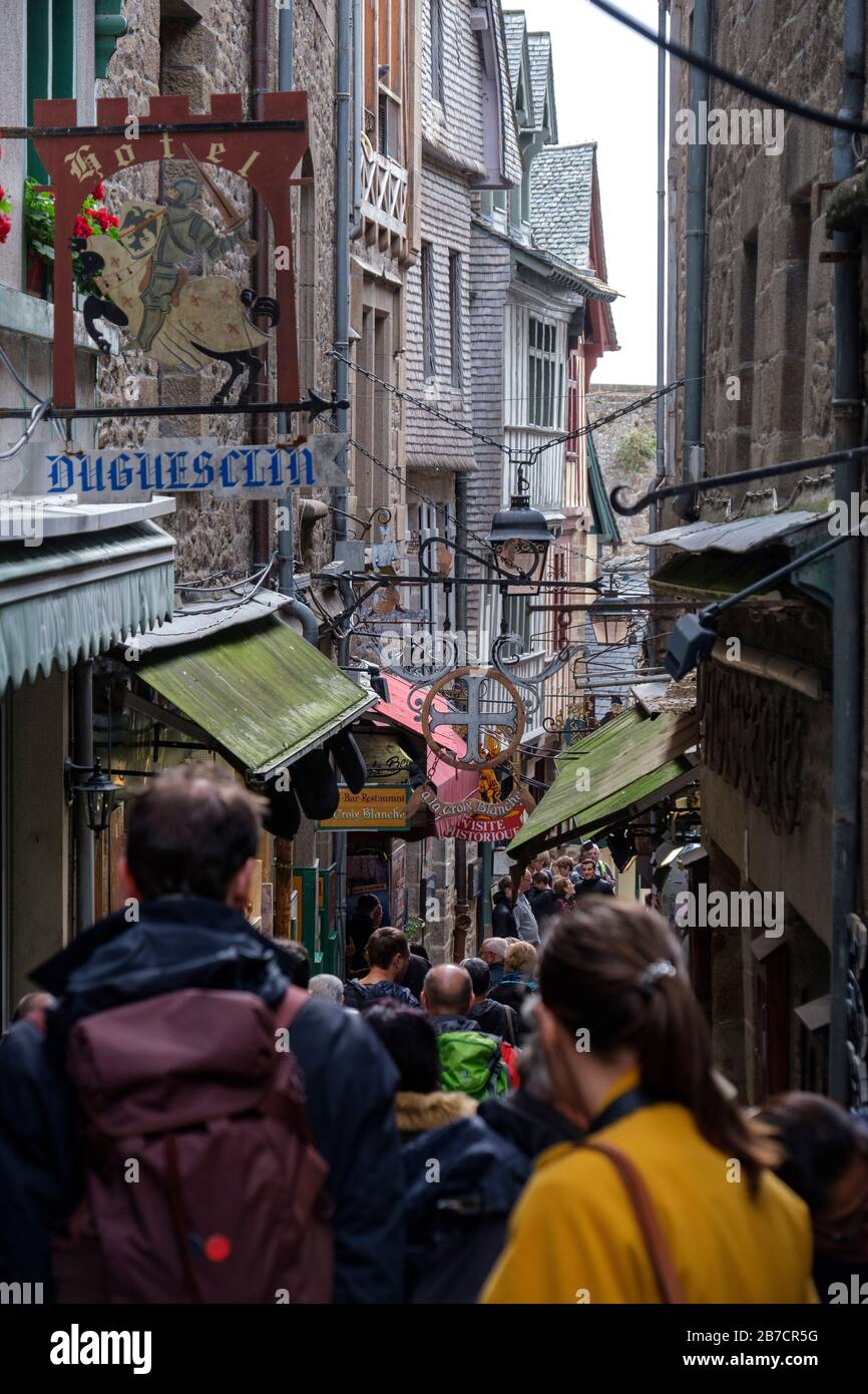 Narrow crowded street hi-res stock photography and images - Alamy