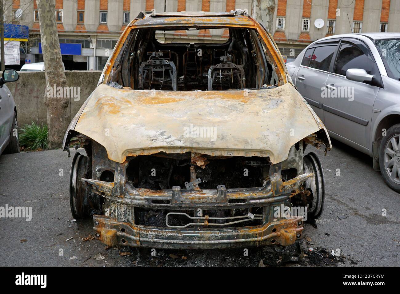 Classic vintage wrecked junk cars in the street Stock Photo - Alamy