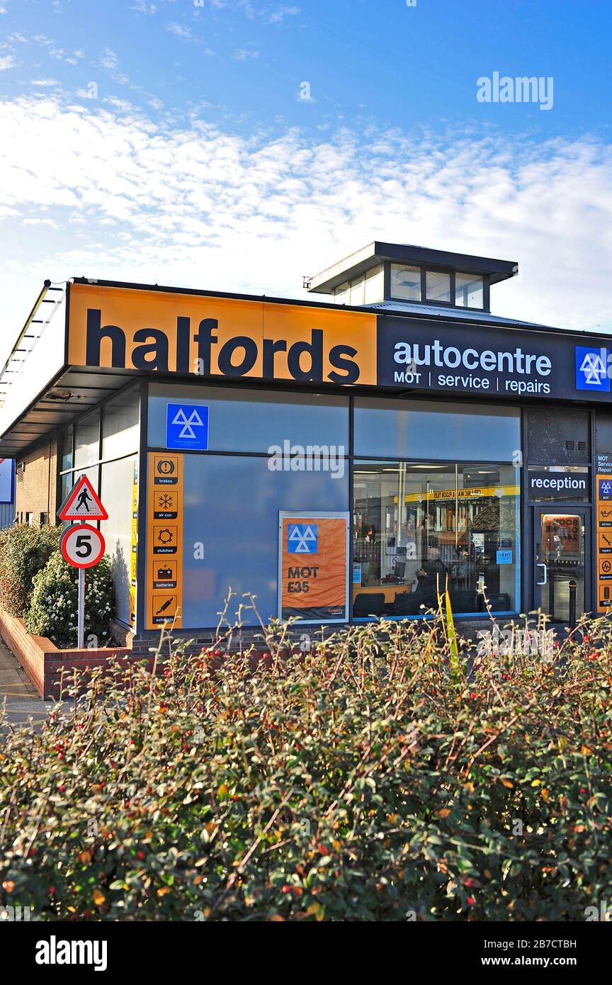 Halfords exterior hi-res stock photography and images - Alamy