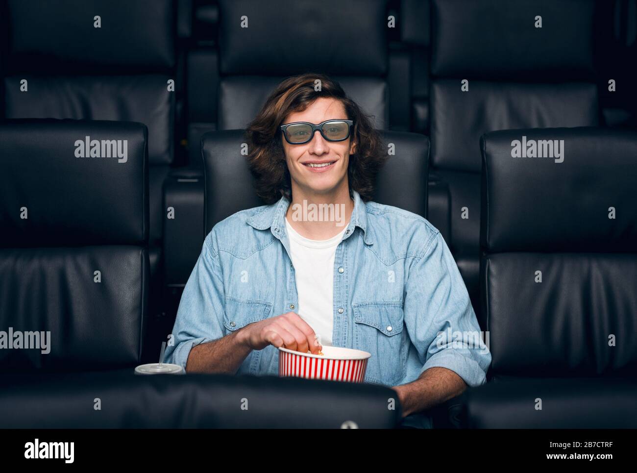 3d glasses audience hi-res stock photography and images - Alamy