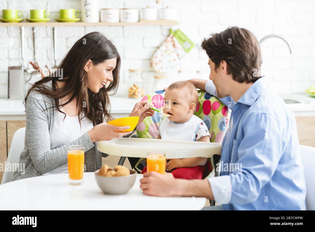 Family eating breakfast hi-res stock photography and images - Alamy