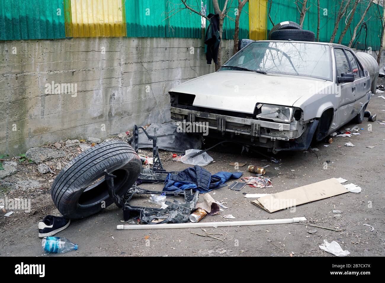 Vintage Wrecked Car High Resolution Stock Photography and Images - Alamy