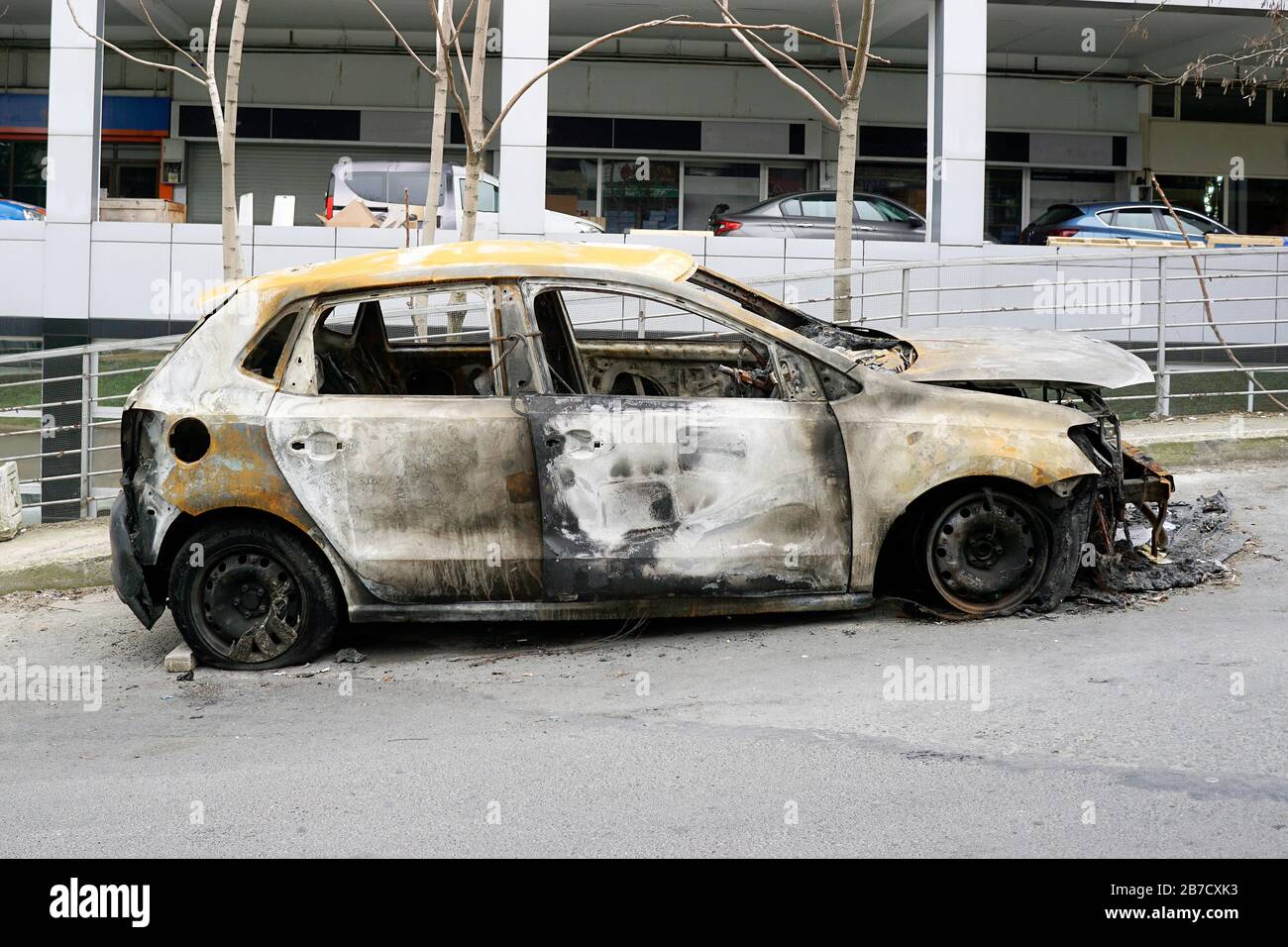 Classic vintage wrecked junk cars in the street Stock Photo - Alamy