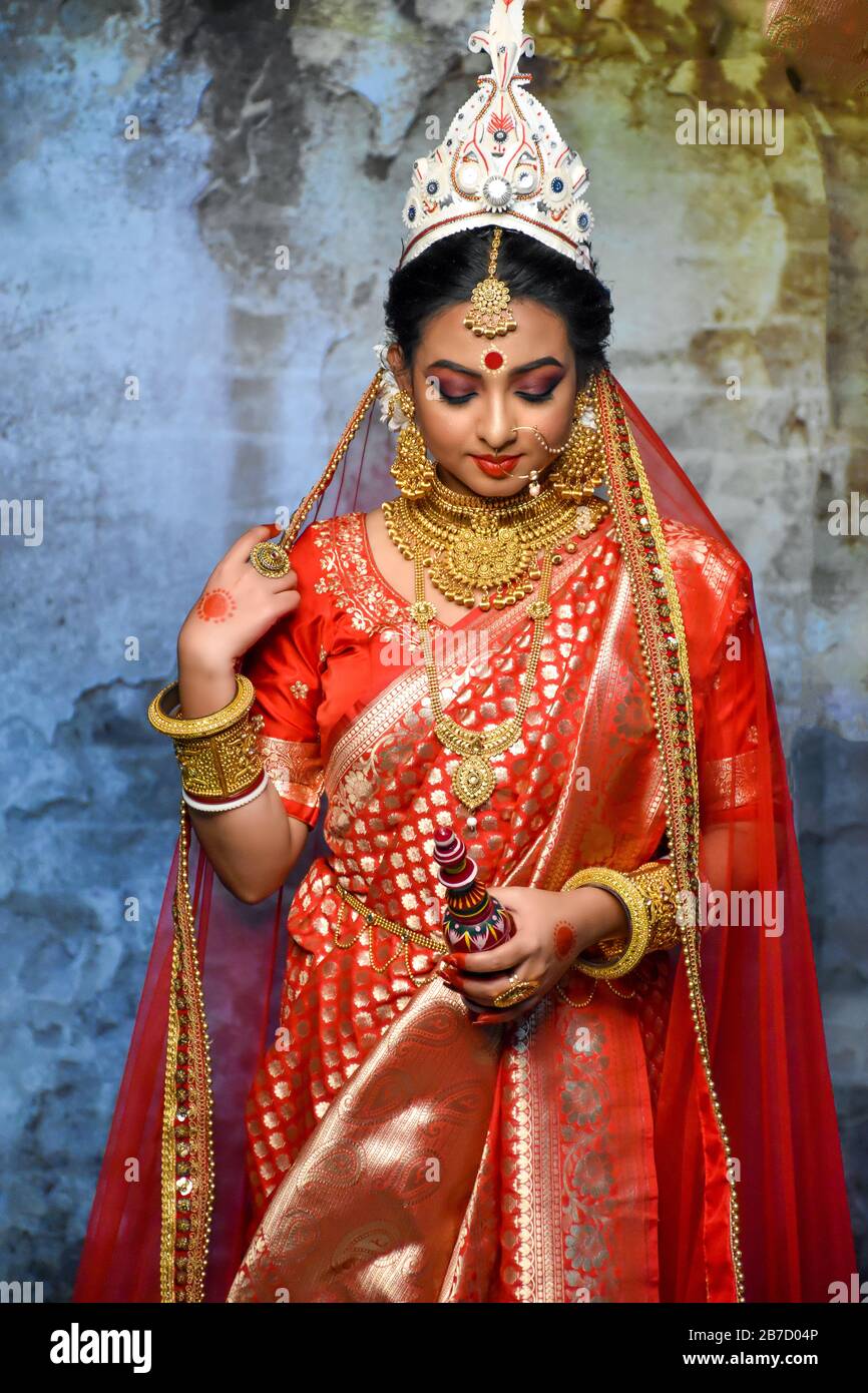 Stunning Indian bride dressed in Hindu red traditional wedding clothes ...