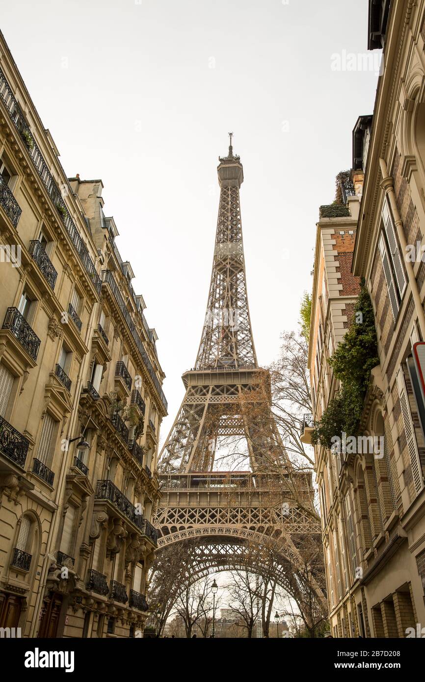 Small paris street with view on the famous paris eiffel tower on a ...
