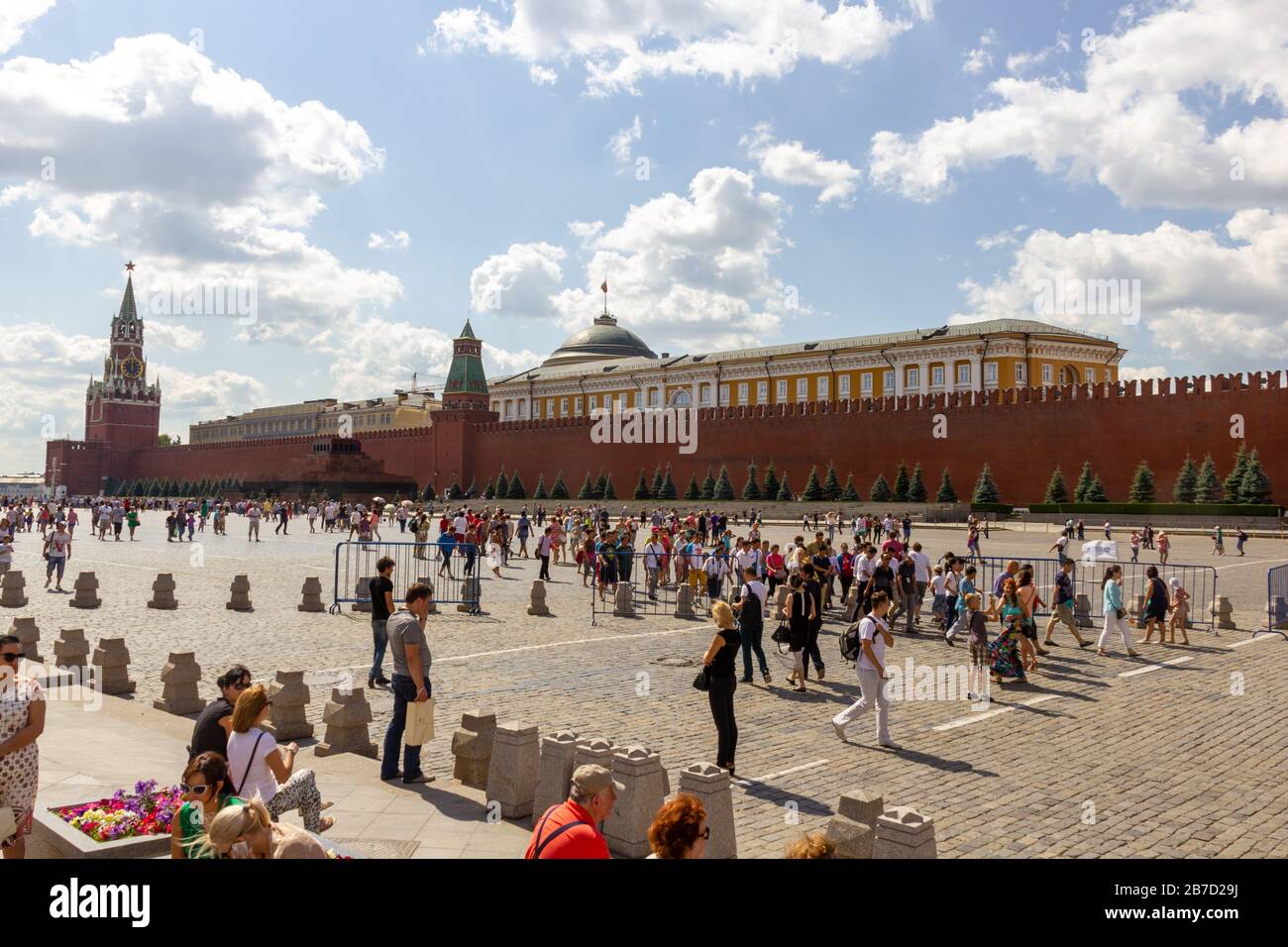 Red square in Moscow filled with tourists Stock Photo - Alamy