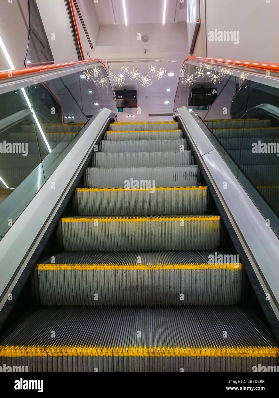 People going up escalator hi-res stock photography and images - Alamy