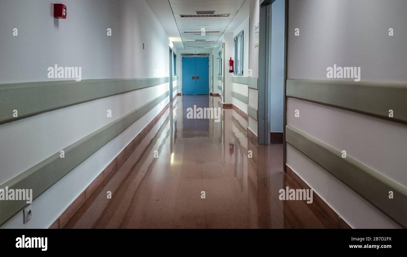 Open surgery hospital doors hi-res stock photography and images - Alamy