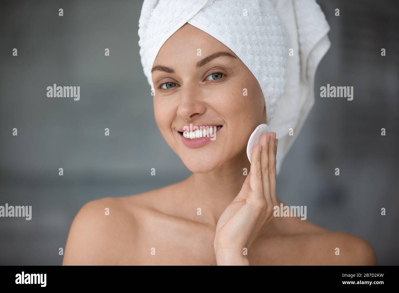 Skin moisturized hi-res stock photography and images - Alamy