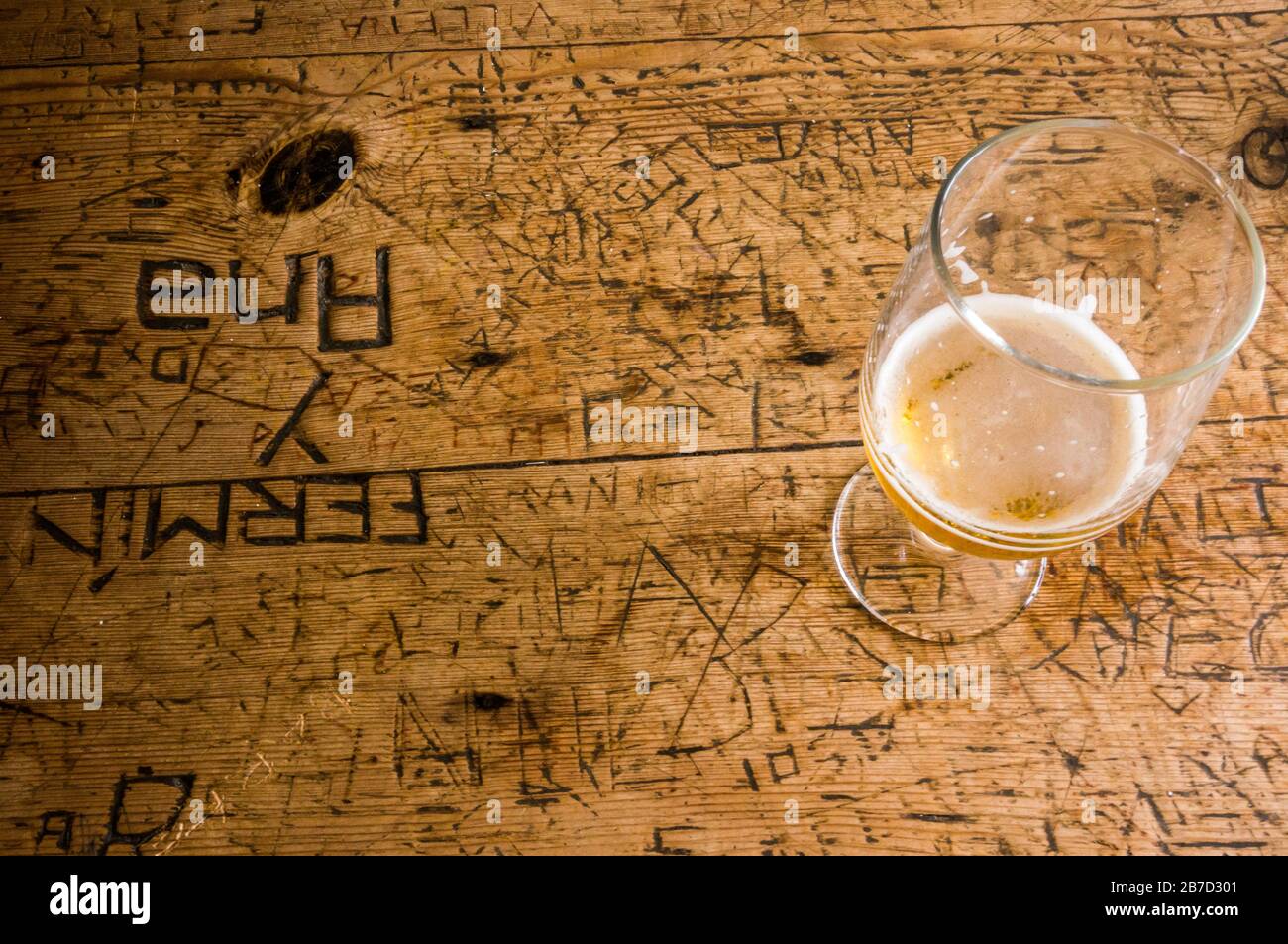 Empty beer glass table hi-res stock photography and images - Alamy