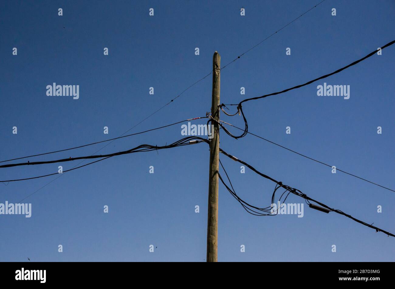 Light pole with electric cables Stock Photo - Alamy