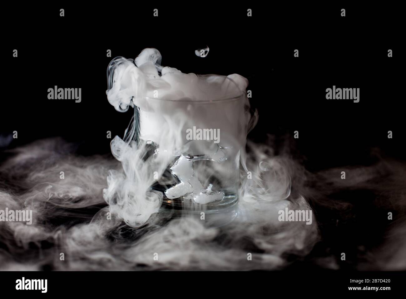 Dry ice experiment hi-res stock photography and images - Alamy