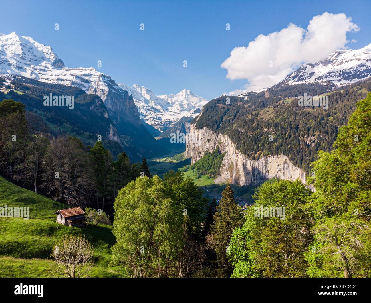 Panoramic view of Lauterbrunnen, the Staubbach fall and the ...