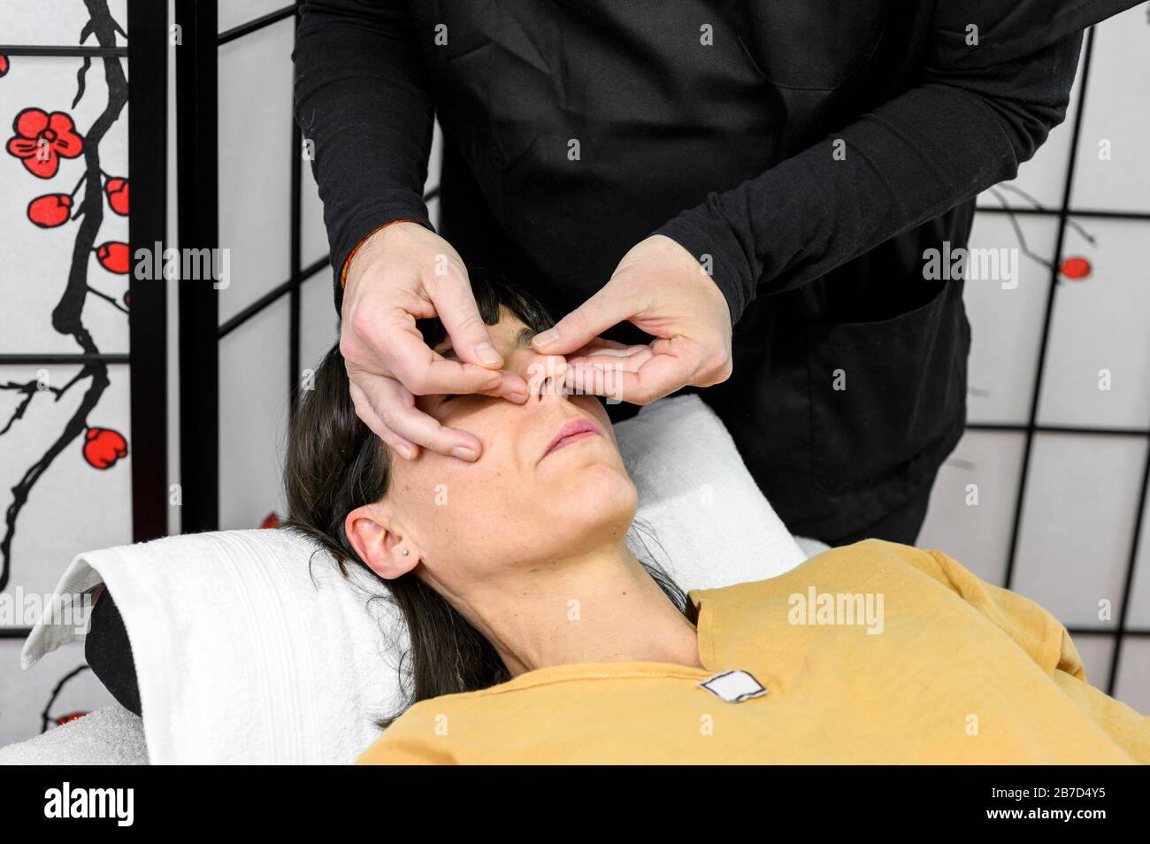 Face woman acupuncture hi-res stock photography and images - Alamy