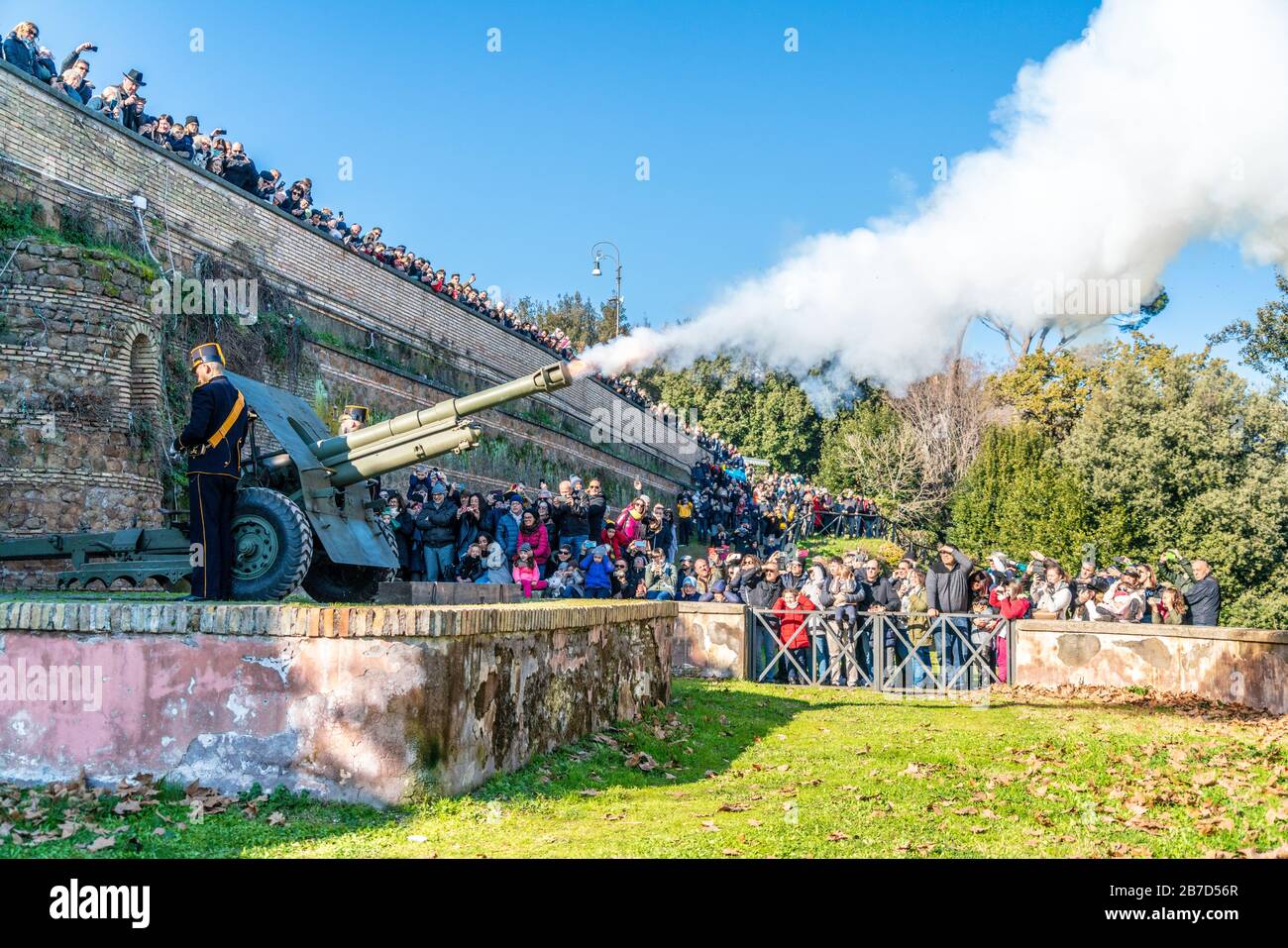 Traditional gunshot of cannon at Gianicolo, Rome, Lazio, Italy Stock ...