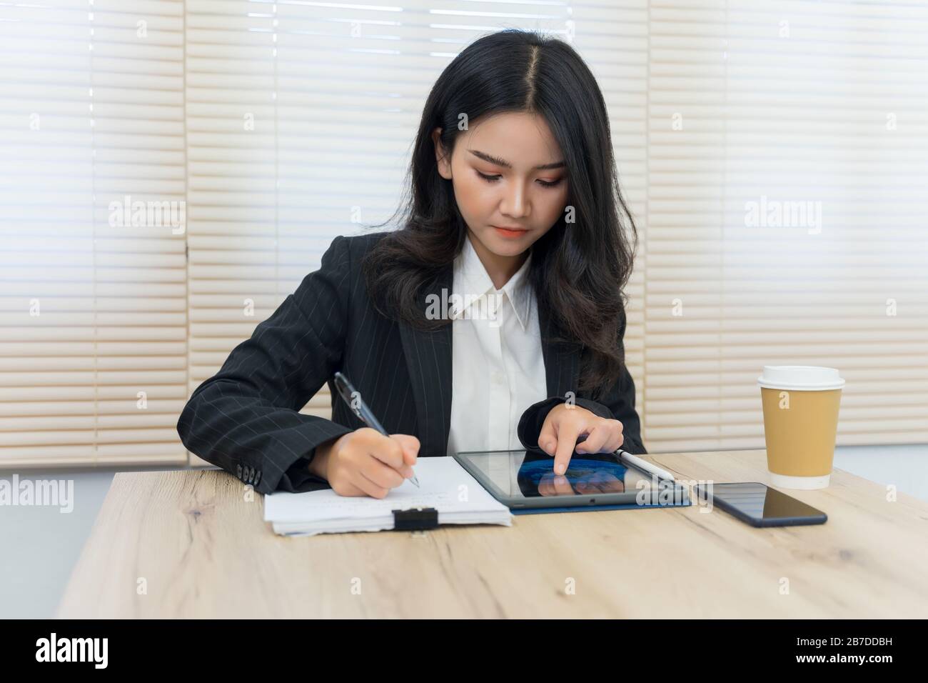 Self study students in the campus hi-res stock photography and images ...