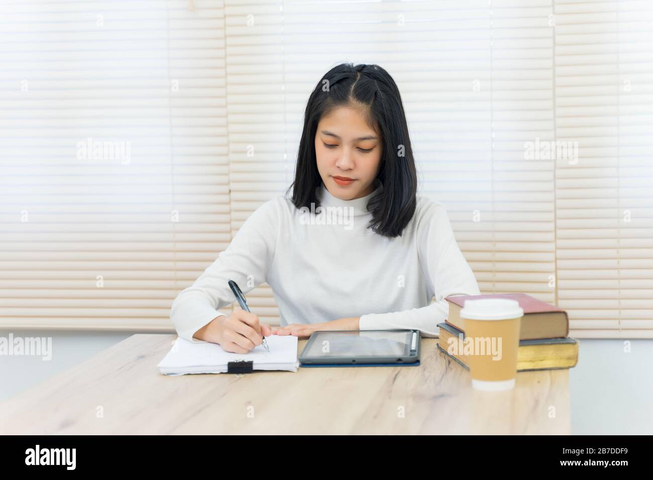 Self study students in the campus hi-res stock photography and images - Alamy