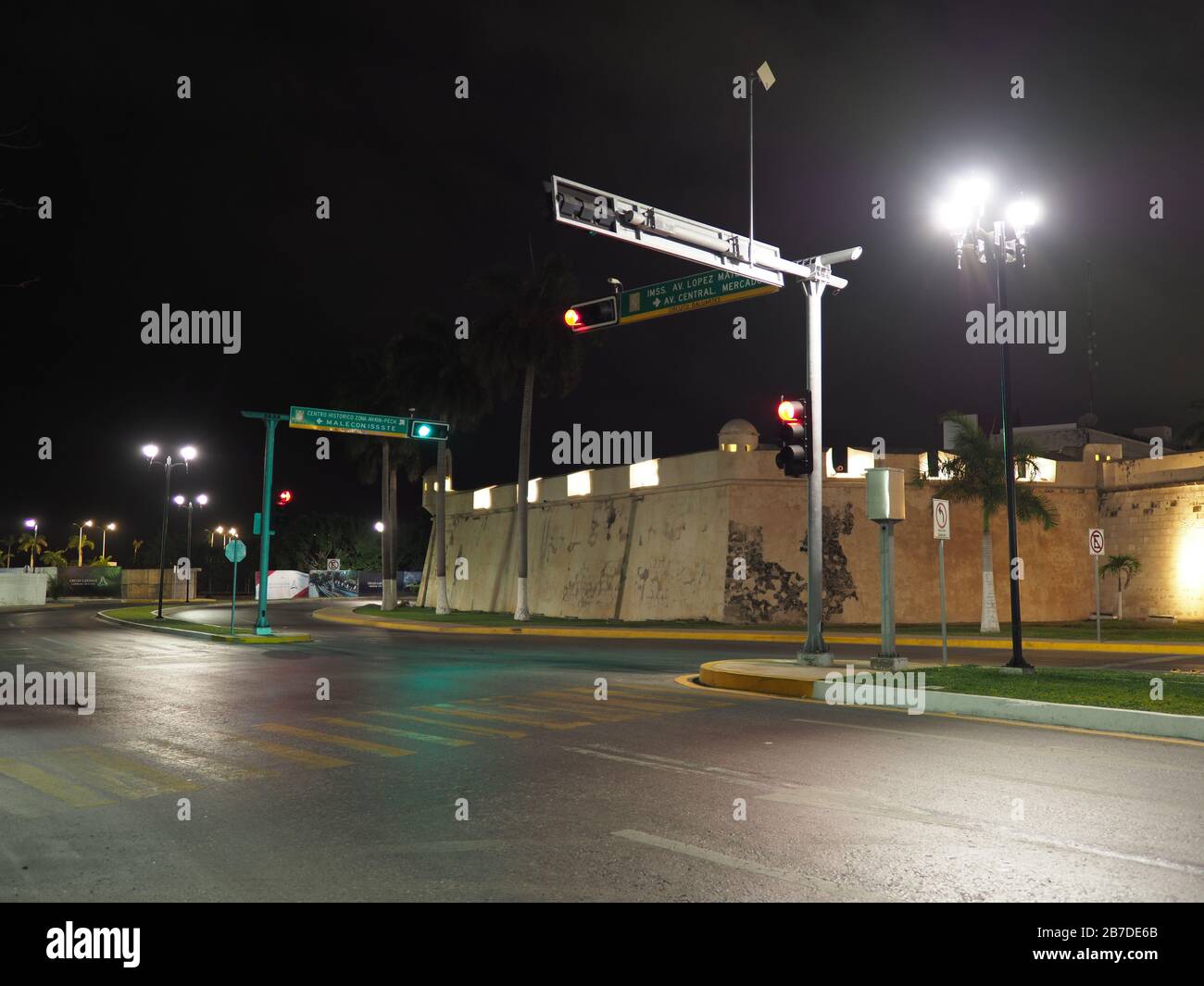 Desolate street view with lights at night in San Francisco de Campeche ...