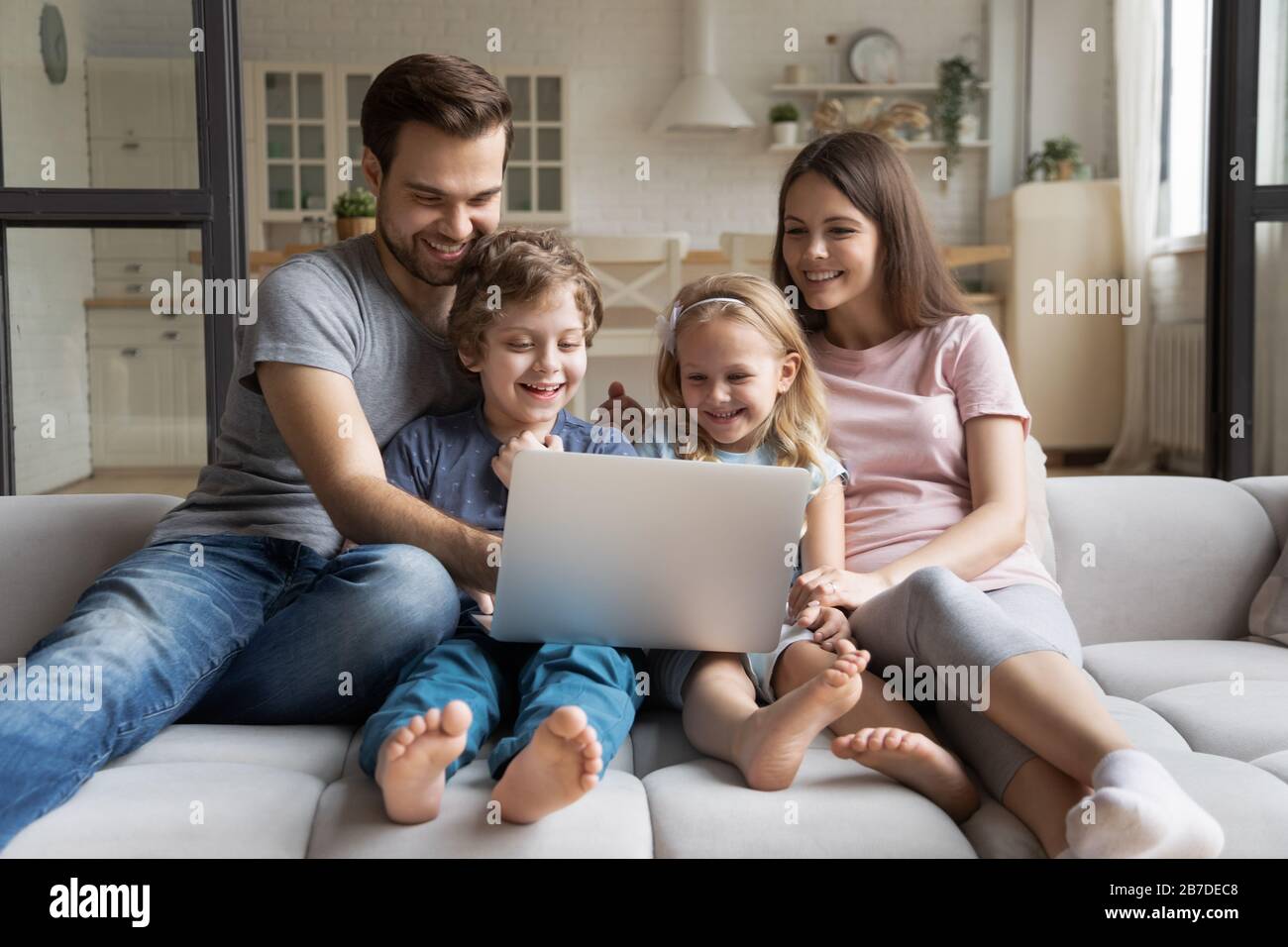 Family smart kitchen computer hi-res stock photography and images - Alamy