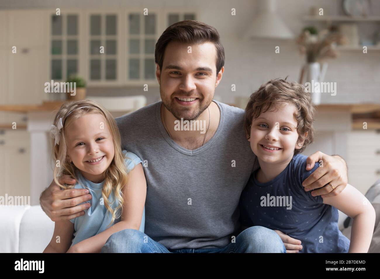 Single dad and children hi-res stock photography and images - Alamy