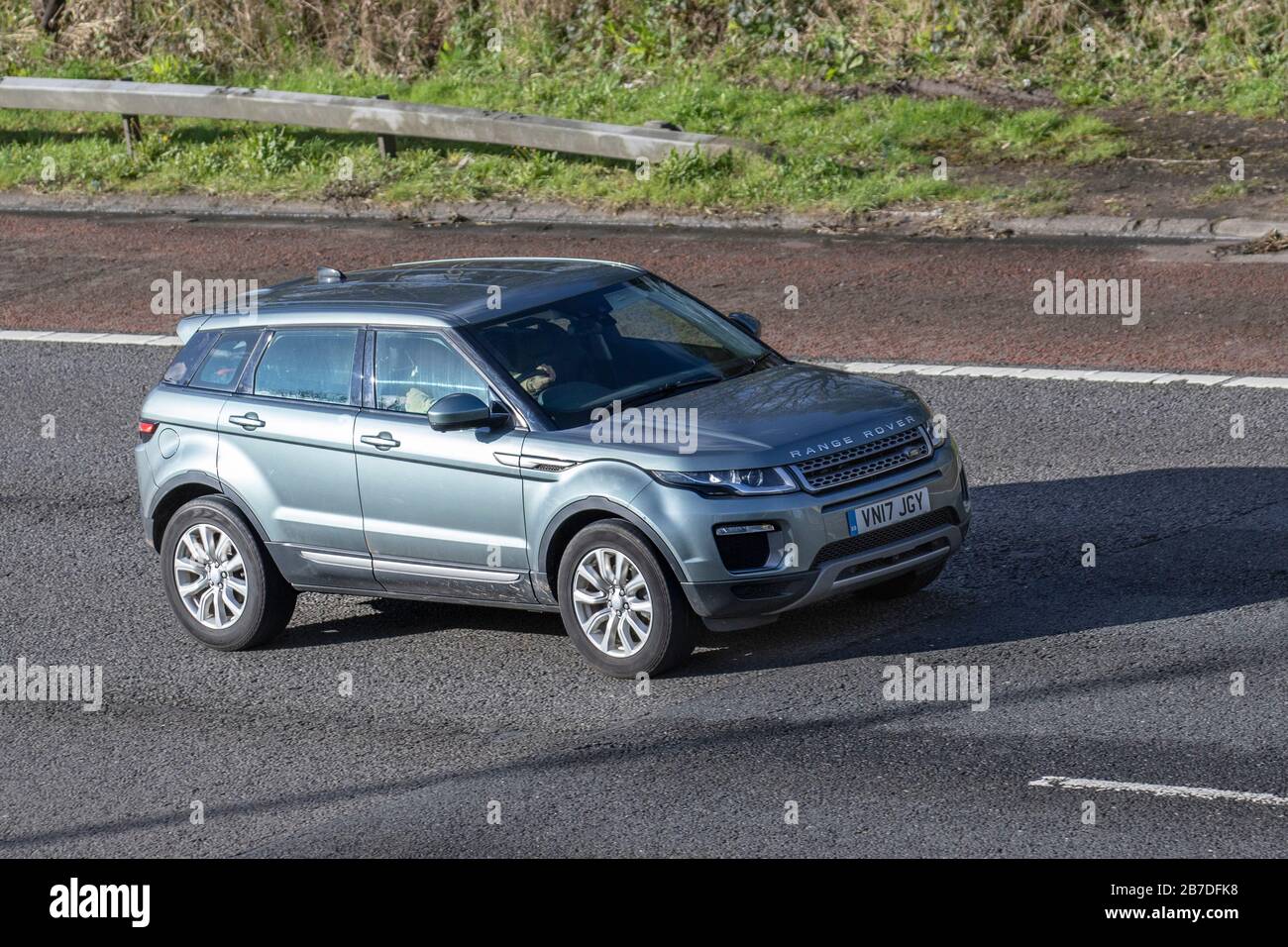Silver range rover evoque hi-res stock photography and images - Alamy