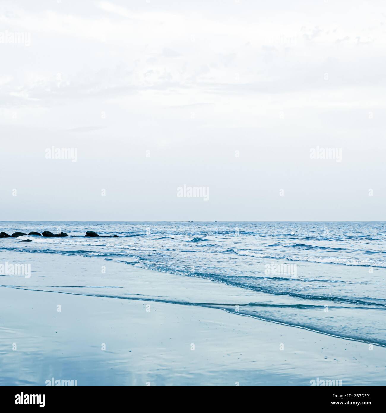 Beautiful sea or ocean horizon, coast view from tropical sand beach ...