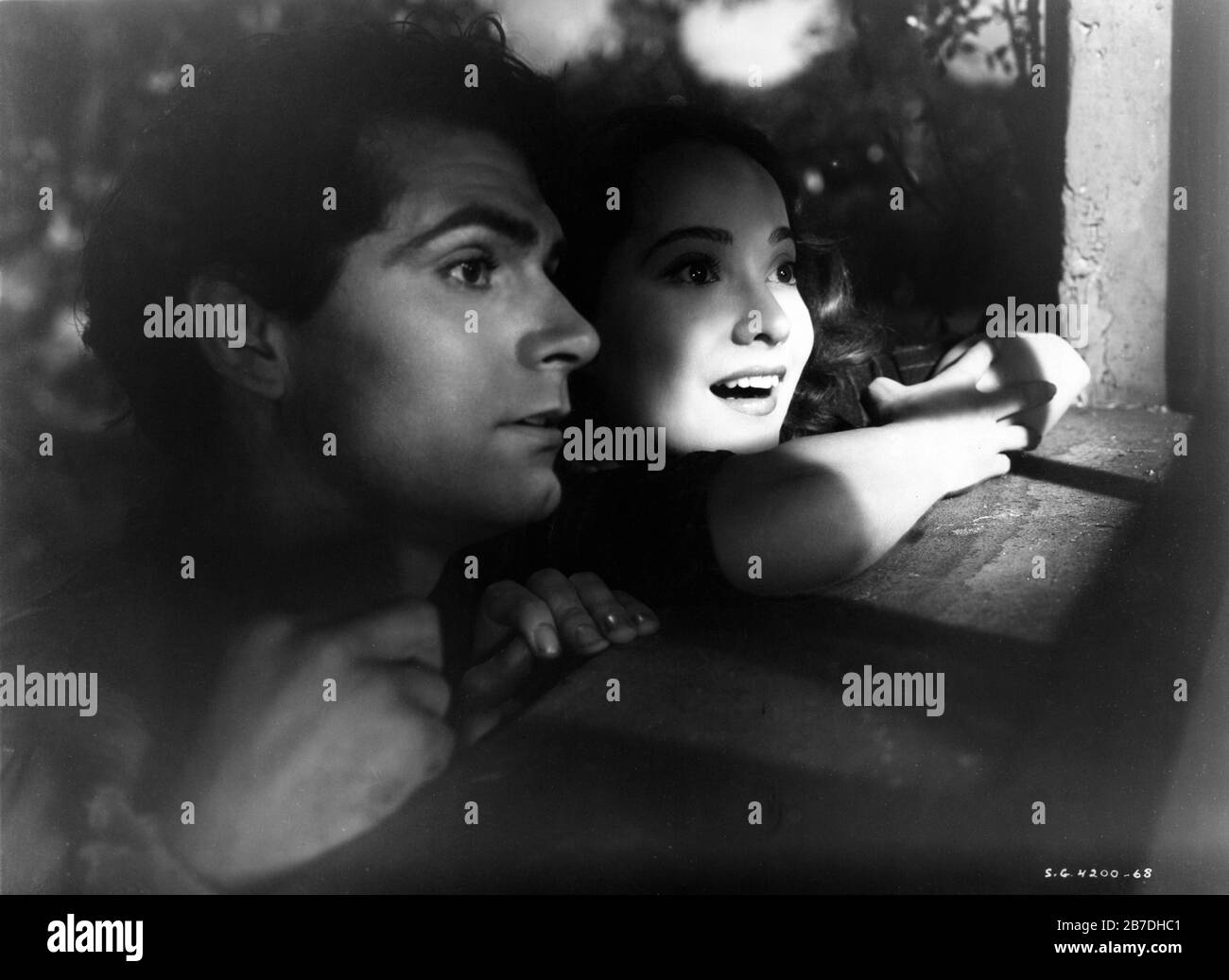 LAURENCE OLIVIER as Heathcliff and MERLE OBERON as Cathy in WUTHERING HEIGHTS 1939 director ...