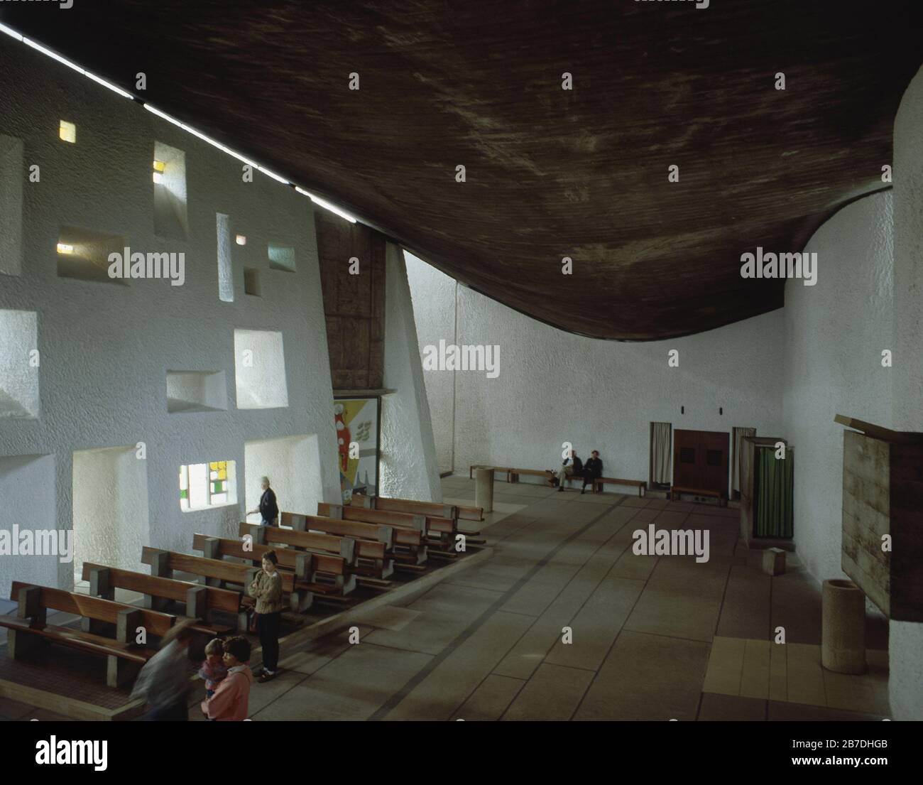 INTERIOR DE LA CAPILLA NOTRE DAME DU HAUT EN RONCHAMP CONSTRUIDA ENTRE ...