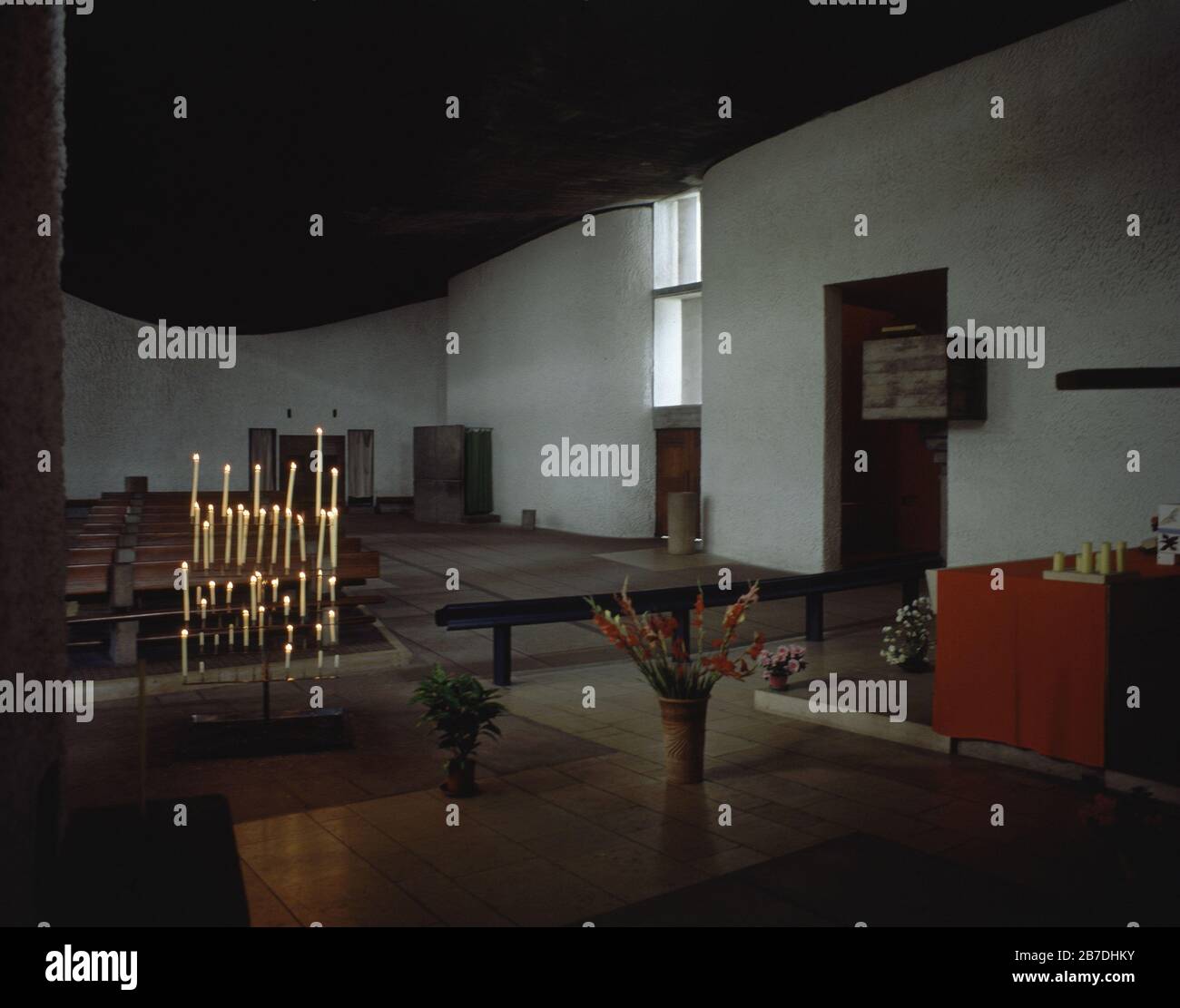 INTERIOR DE LA CAPILLA NOTRE DAME DU HAUT EN RONCHAMP CONSTRUIDA ENTRE ...