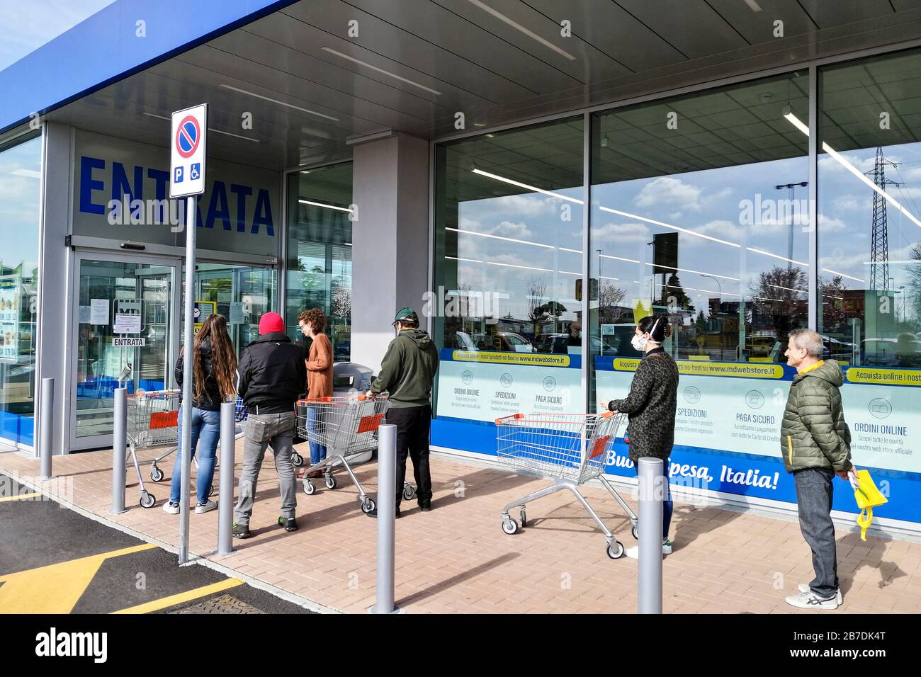 Supermarket exterior queue hi-res stock photography and images - Alamy