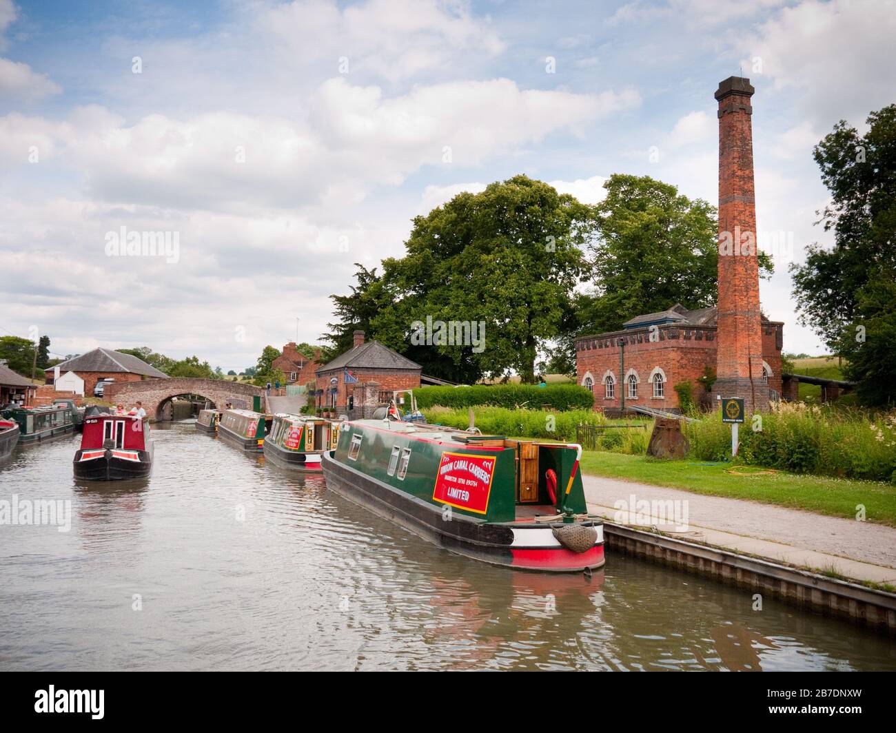 Cruising and moored narrowboats on the Grand Union Canal, Warwickshire ...