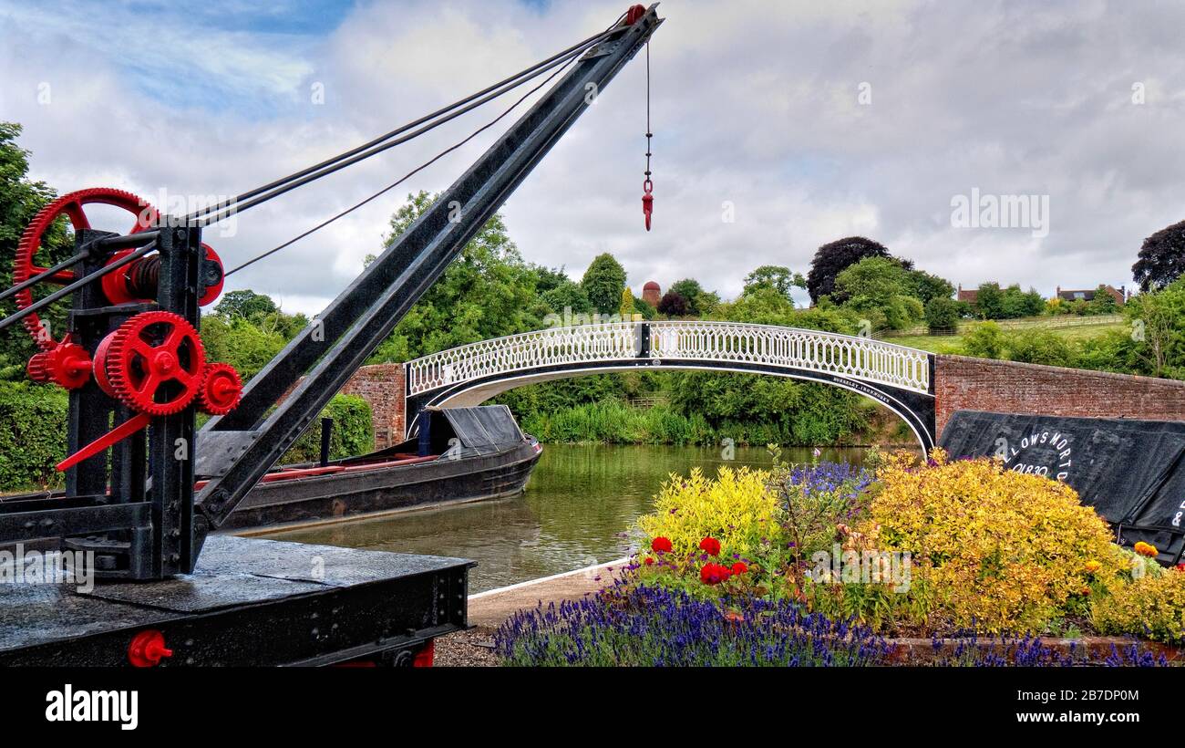 Loading crane at Braunston Marina on the Grand Union Canal ...