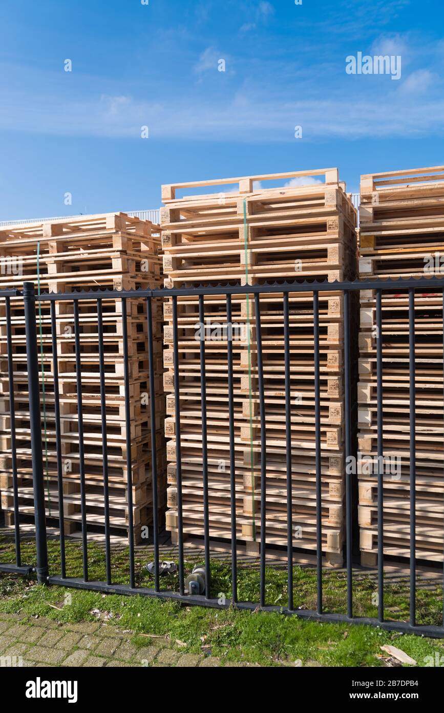 Piles of industrial pallets hi-res stock photography and images - Alamy