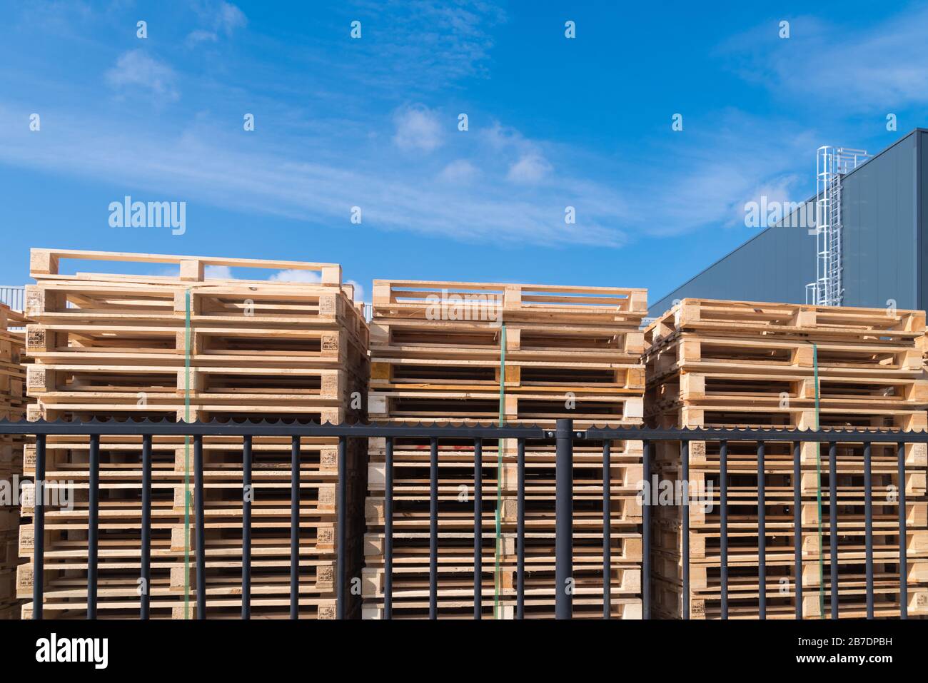 Piles of shipping pallets hi-res stock photography and images - Alamy