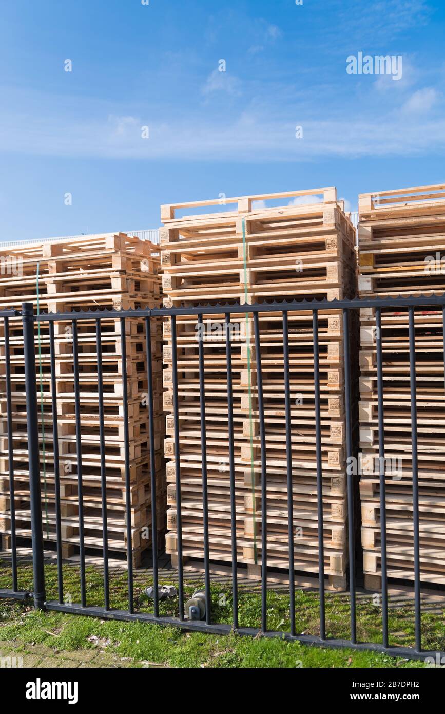Piles of shipping pallets hi-res stock photography and images - Alamy