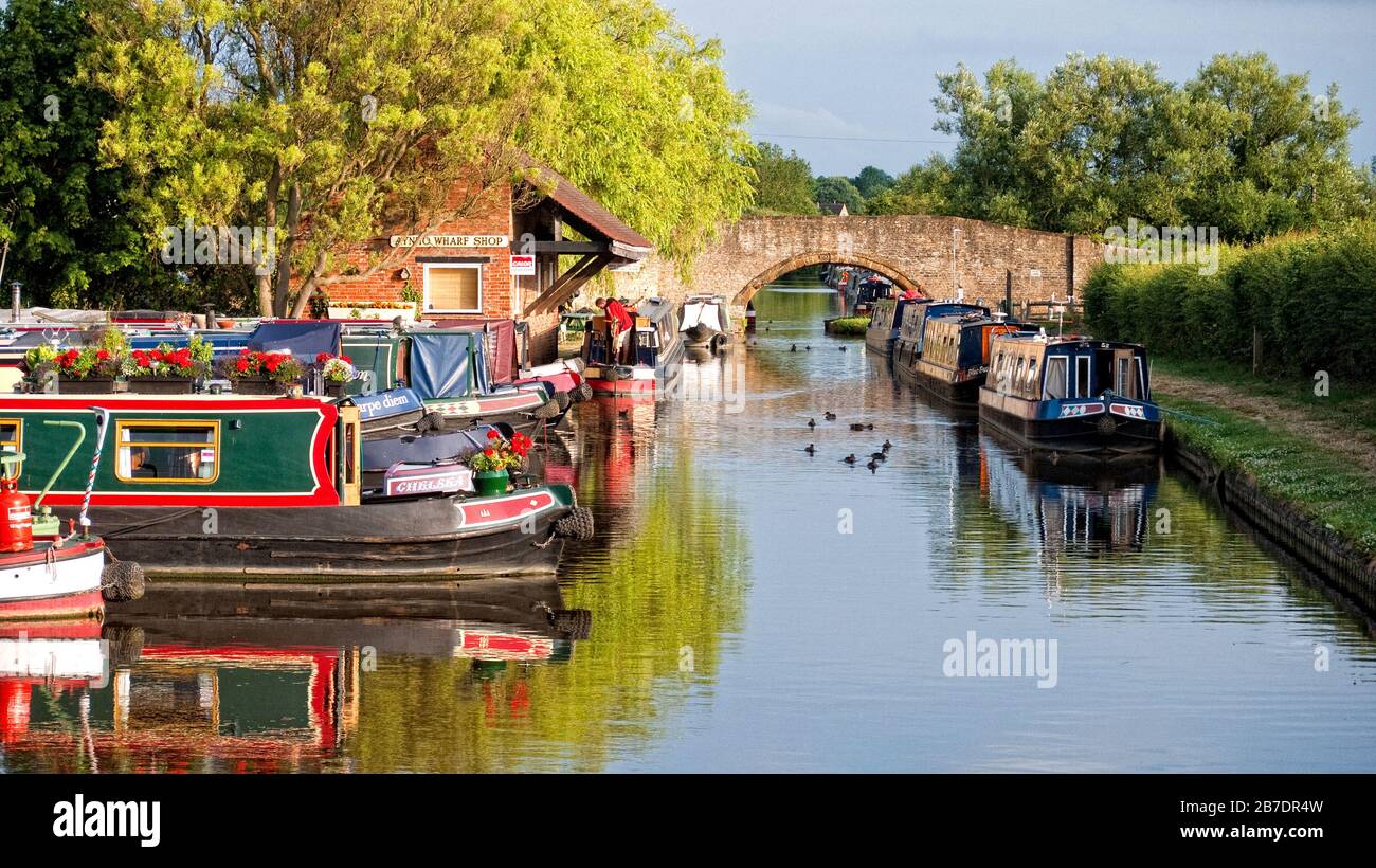South oxford canal hi-res stock photography and images - Alamy