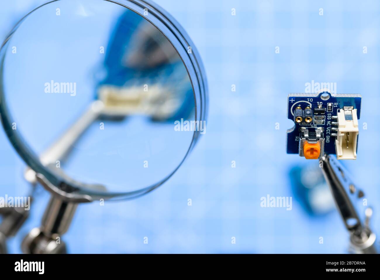 Magnifying glass numbers hi-res stock photography and images - Alamy