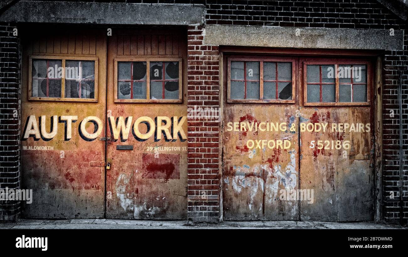 Car workshop entrance hi-res stock photography and images - Alamy