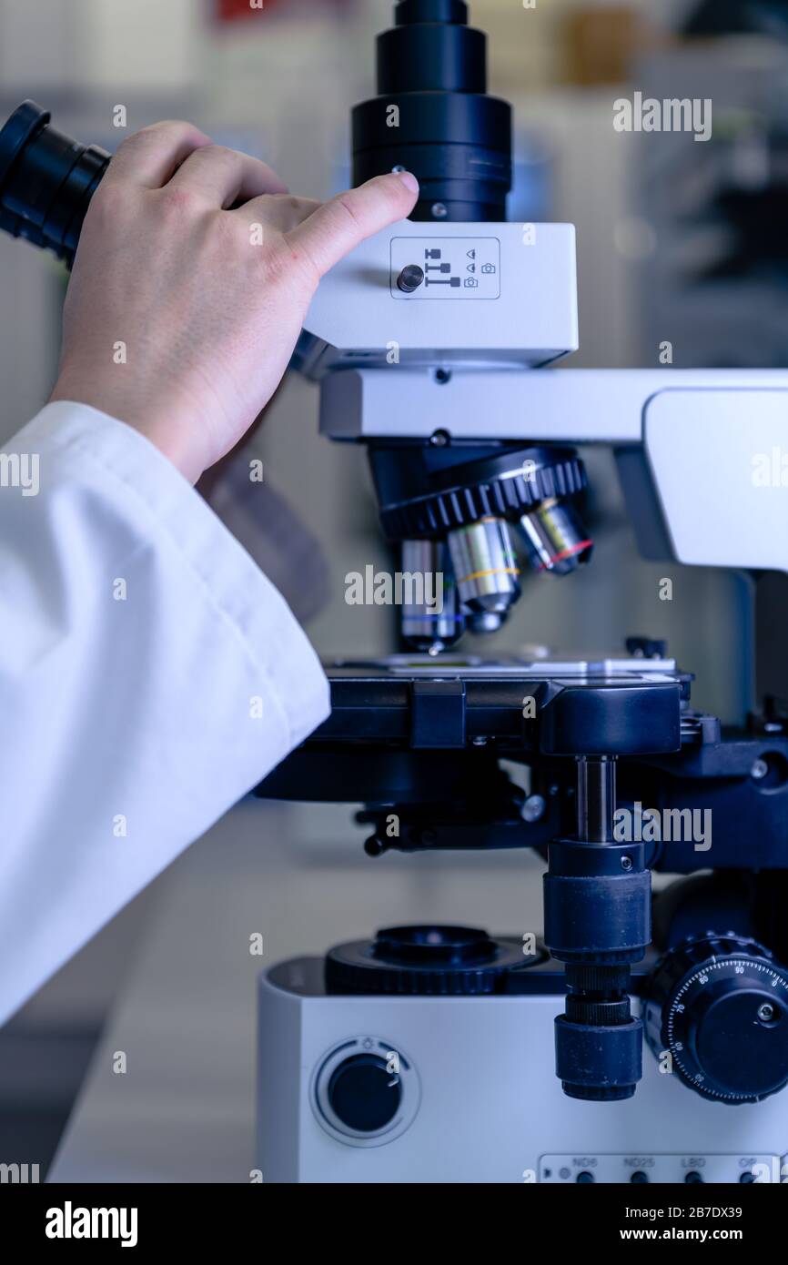 Light microscope laboratory hi-res stock photography and images - Alamy
