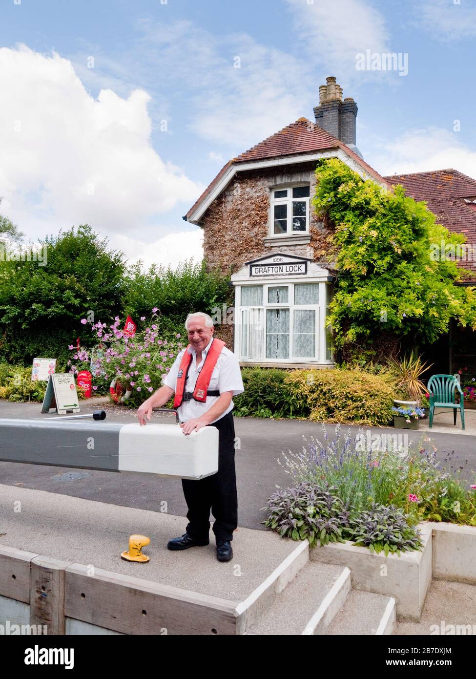 Lock keeper operating lock gate at the lock on the River Thames ...