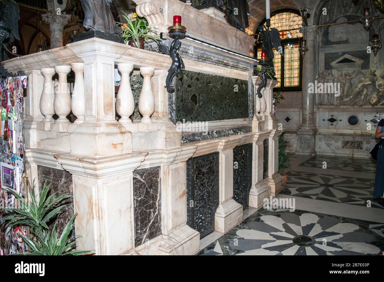 Saint Anthony's Tomb - Basilica of Saint Anthony of Padua, Italy Stock Photo - Alamy